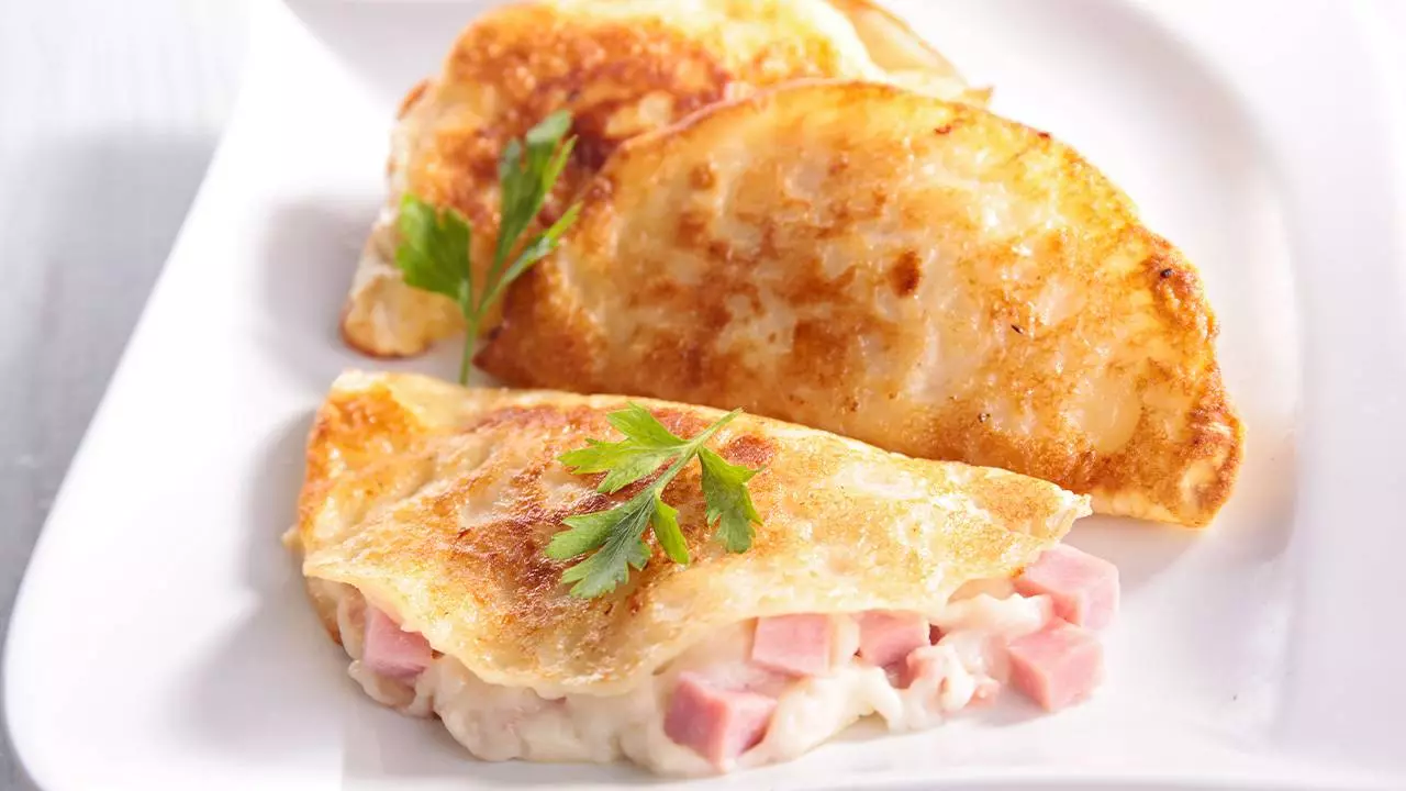 Pancake flan with ham and provolone