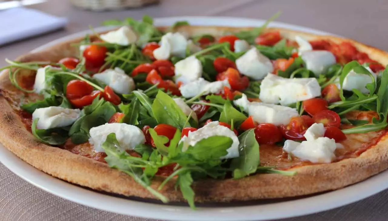 Pizza Margherita mit Rucola | Passt gut zu Mozzarella- und Tomatenstückchen