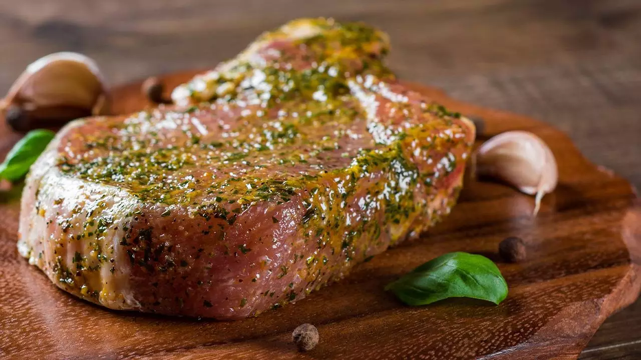 Marinar a carne antes de cozinhar