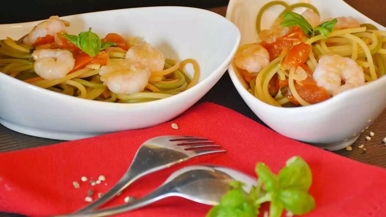 Spaghetti dengan zucchini pesto, udang dan tomato ceri | Resipi berkrim 10069_1