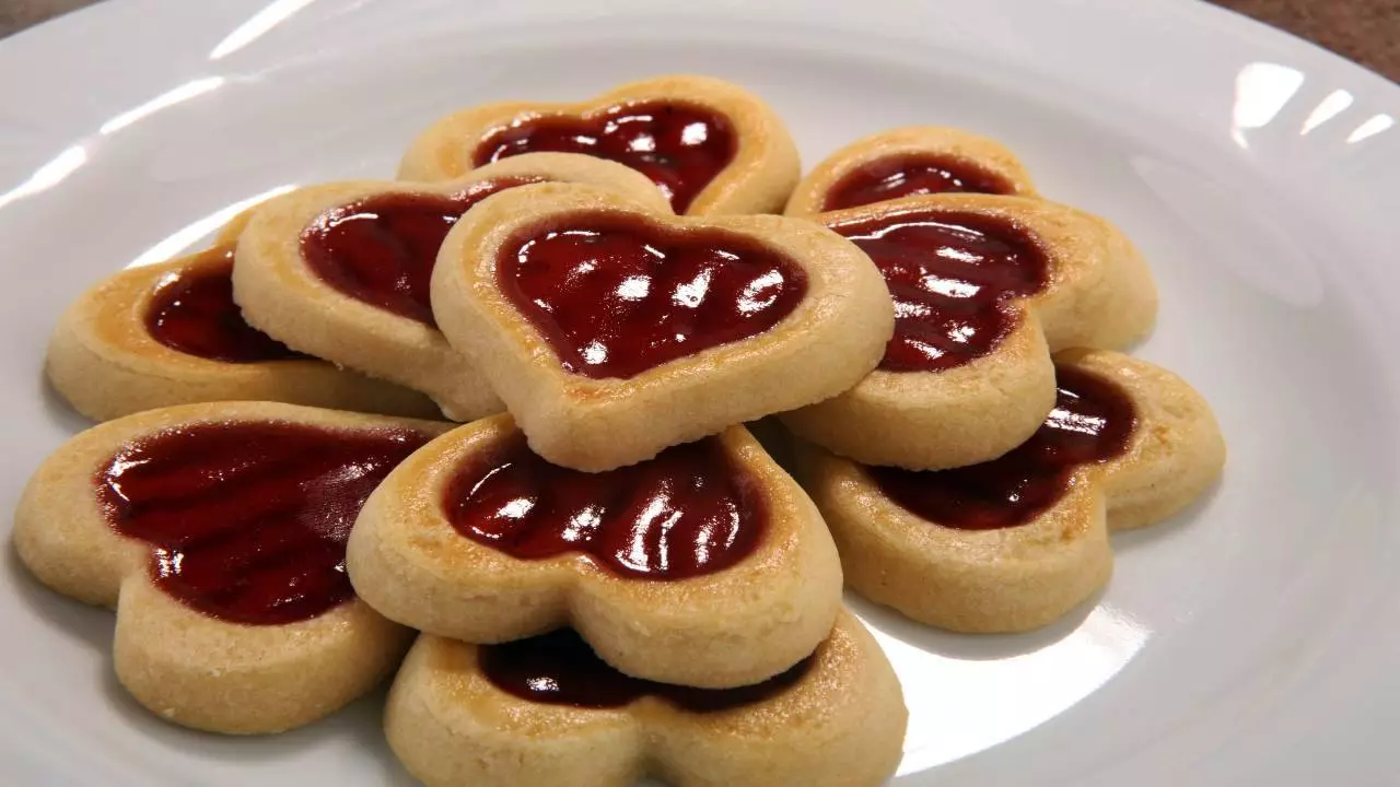 Mga cookies na may cherry jam | Para sa almusal sa Araw ng mga Puso