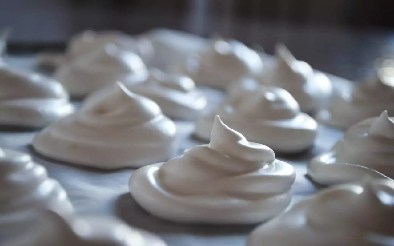 Meringue mahandro haingana | Tena mora ny manomana, miaraka amin'ny akora vitsivitsy