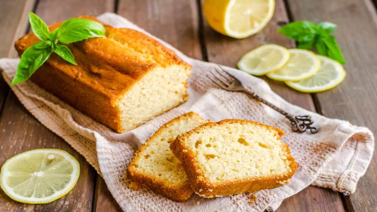 Joghurt an Zitroun Plumcake ouni Botter | Gesond a parfüméierter Dessert