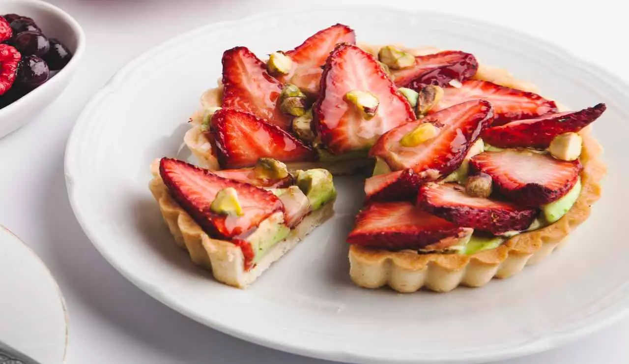 Strawberry tart na may basil at pistachio | isang kasiya-siyang paghahanap