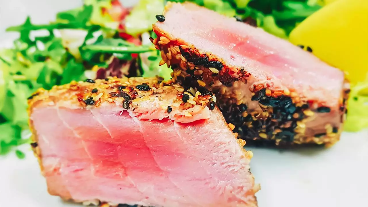 Tuna e gbubiri ya na mkpụrụ sesame, dị nro ma dị ụtọ