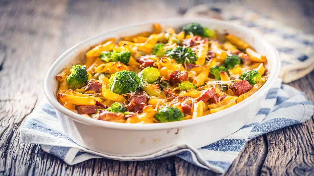 Linuto nga pasta nga adunay broccoli nga adunay bacon | Usa ka tasty ug crunchy nga putahe