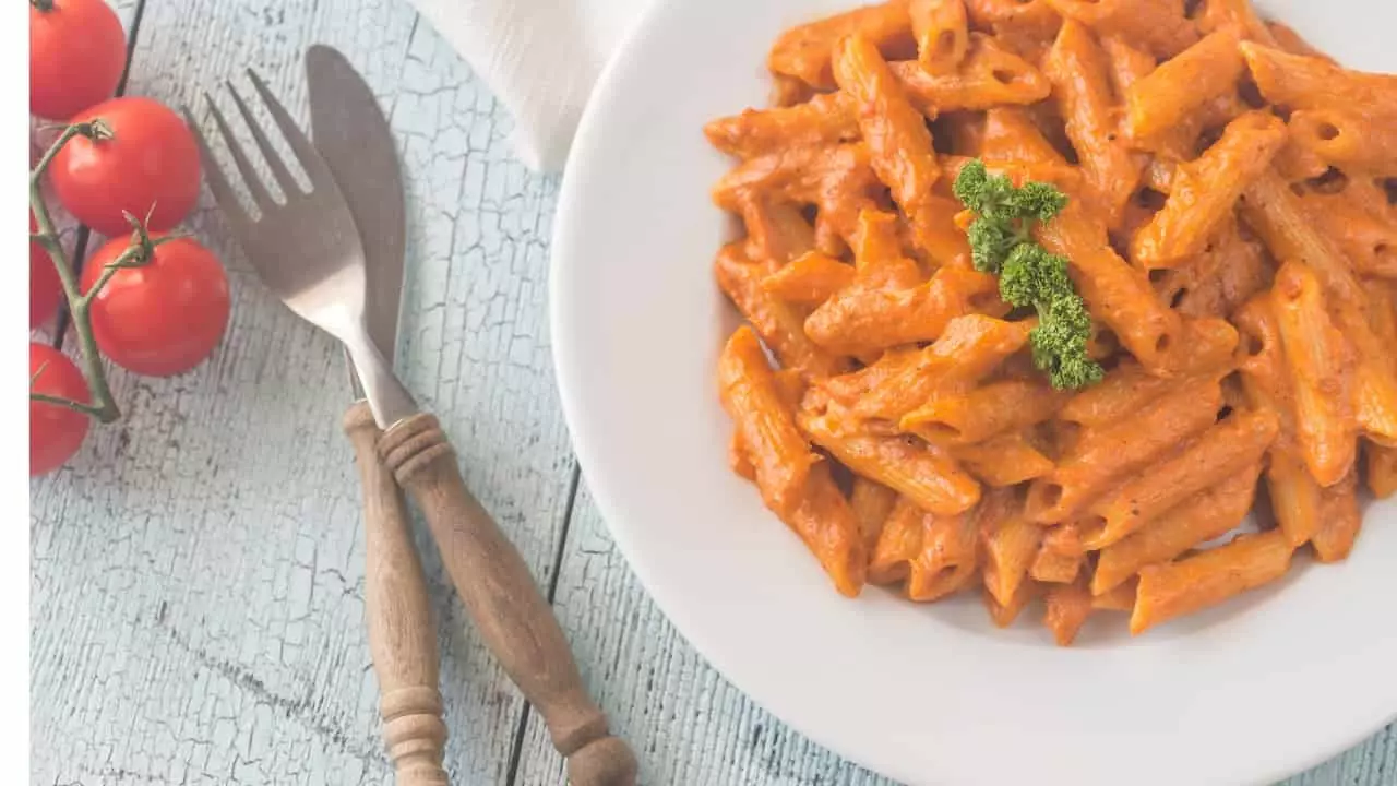 Penne alla carillon ، ئاددىي ھەم ياخشى رېتسېپ… ھەتتا يېرىم كېچىدە!