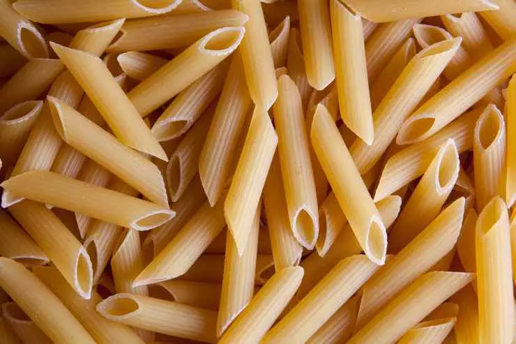 Penne alla carillon፣ ቀላል እና ጥሩ የምግብ አሰራር… እኩለ ሌሊት ላይ እንኳን! 10252_2