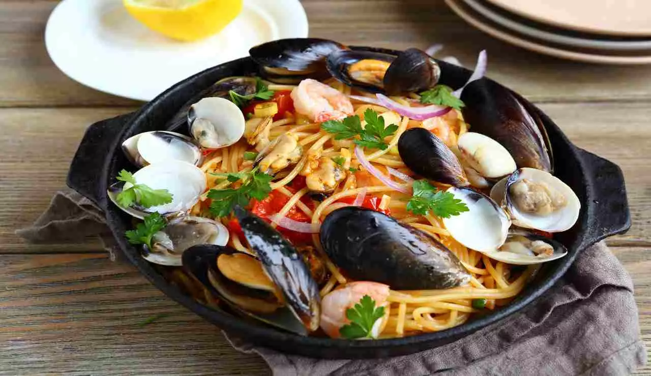 Spaghetti alla corsara | табақ бо бӯи баҳр дар 10 дақиқа омода 10271_1