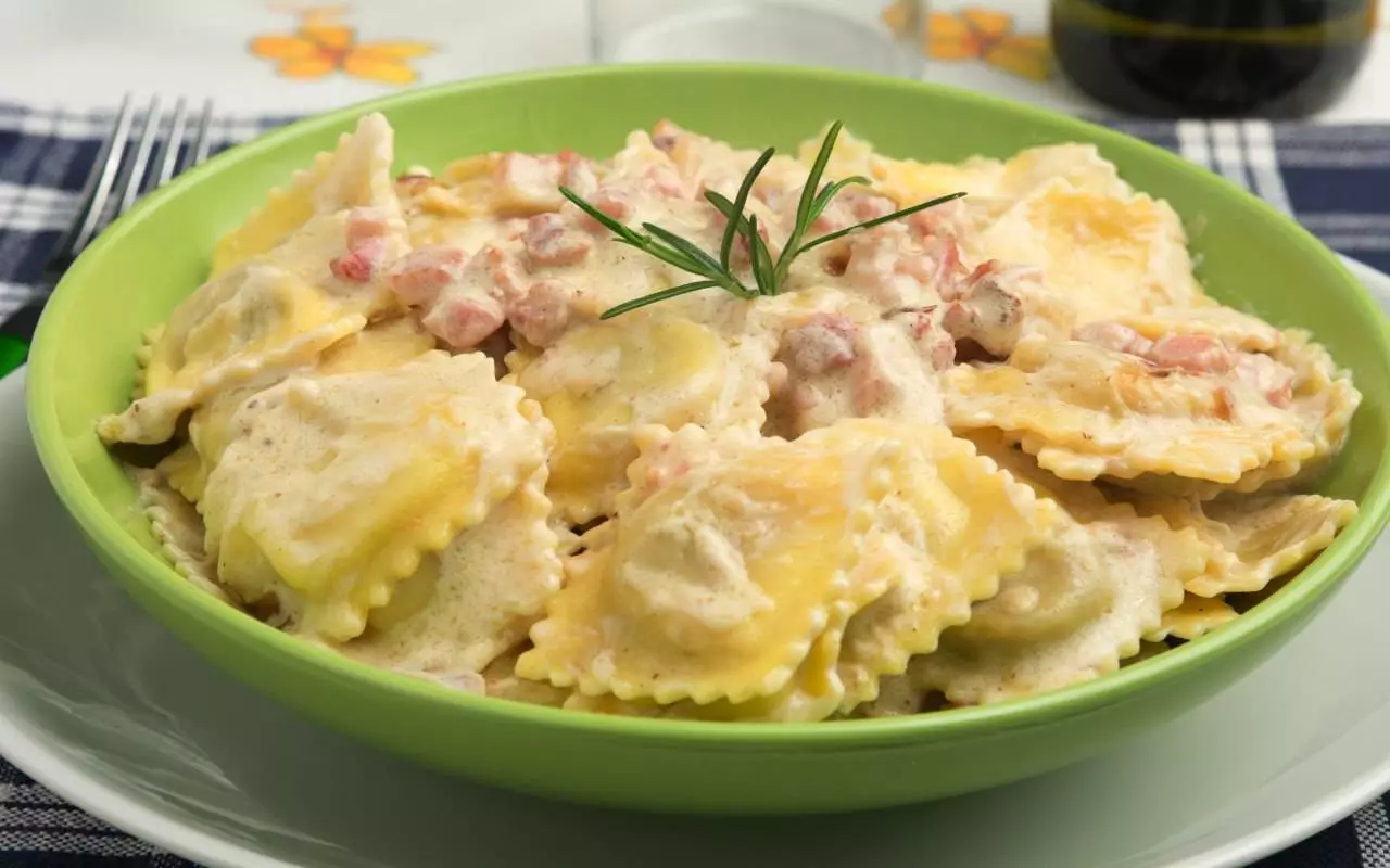 Ravioli yodzaza ndi ham ndi chartreuse | Zosangalatsa komanso zokoma