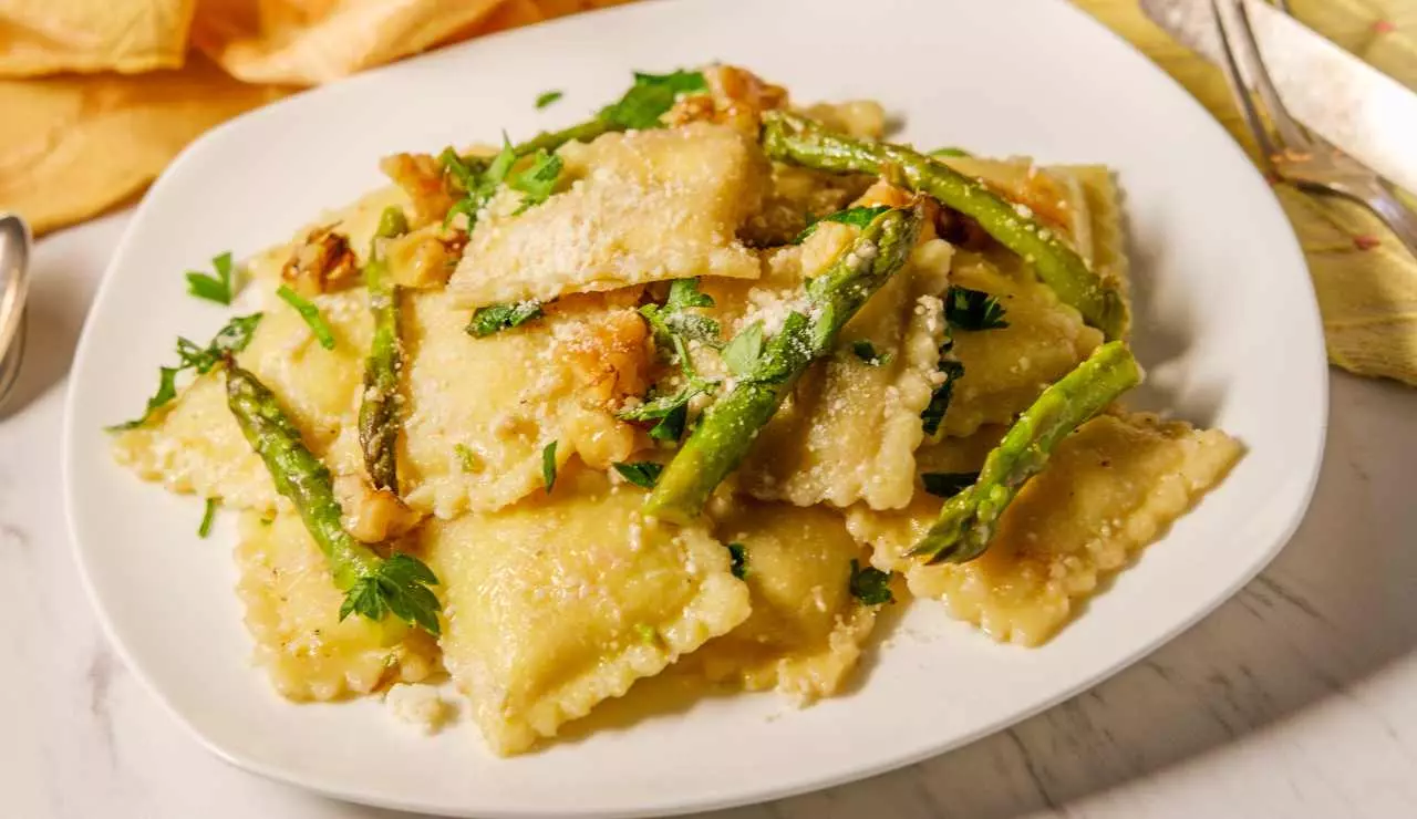 Ricotta ravioli na may asparagus | Elegante at napakadaling ulam