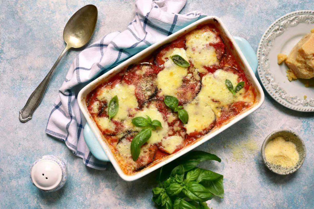 Bişirilen baklajan parmigiana, klassiki reseptiň ýeňil görnüşi