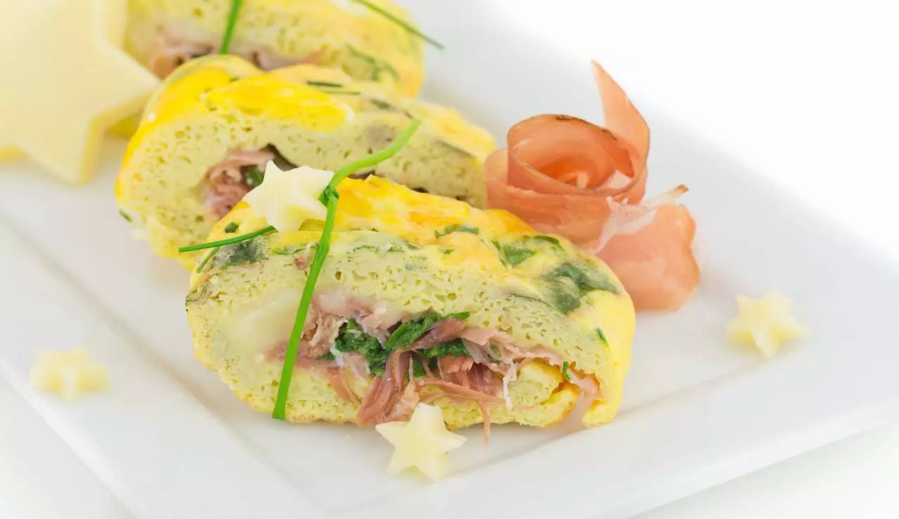 Omelette na-apụta na spek galbanino na akwụkwọ nri | dị njikere na nkeji iri na ise