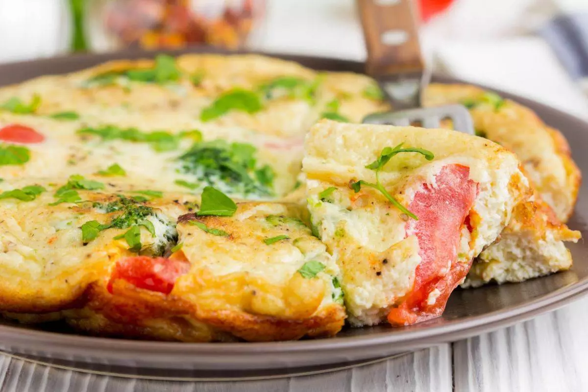 Omelette tal-bżar platt fit-togħma u appetizing, faċli biex tipprepara