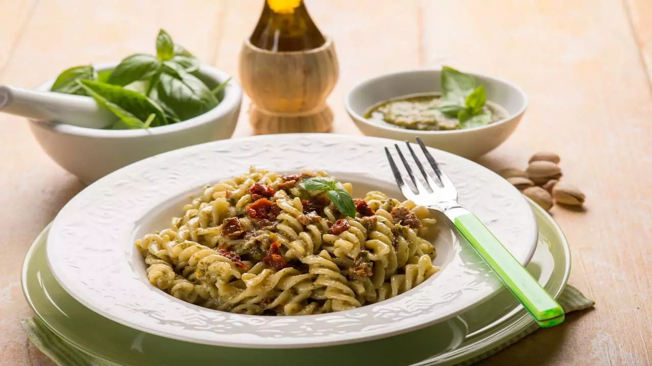 Fusilli al pesto miaraka amin'ny angivy sy voatabia maina | Manandrana