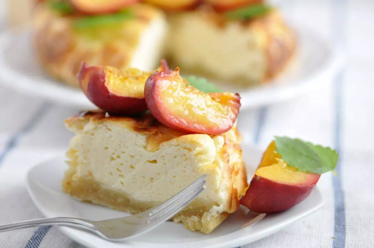 Ricotta ug peach cake, usa ka dessert sa ting-init nga adunay kusog nga lami