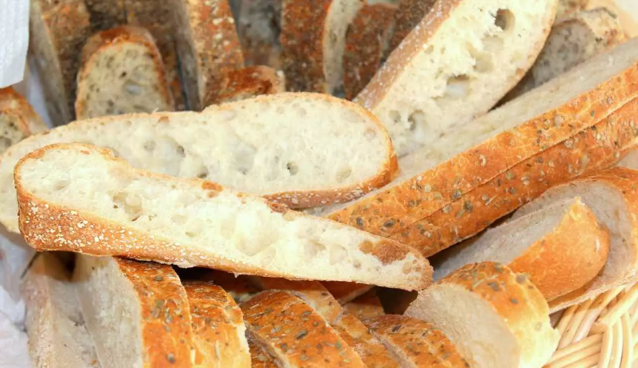 Focaccia med hål i en panna | Enkel blåsbildning och mjuk