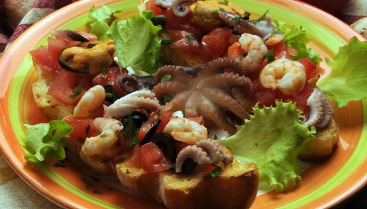 Bruschetta กับปลาหมึกยักษ์และถั่วชิกพี | ของทานเล่นน่ารับประทานและเตรียมง่าย