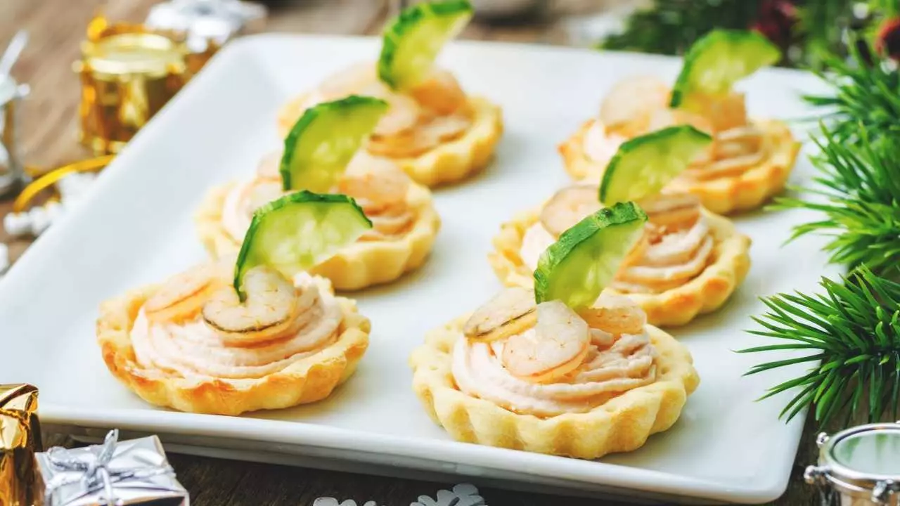 Kuorren fan shortcrust gebak mei garnalen en salade | in Christmas appetizer