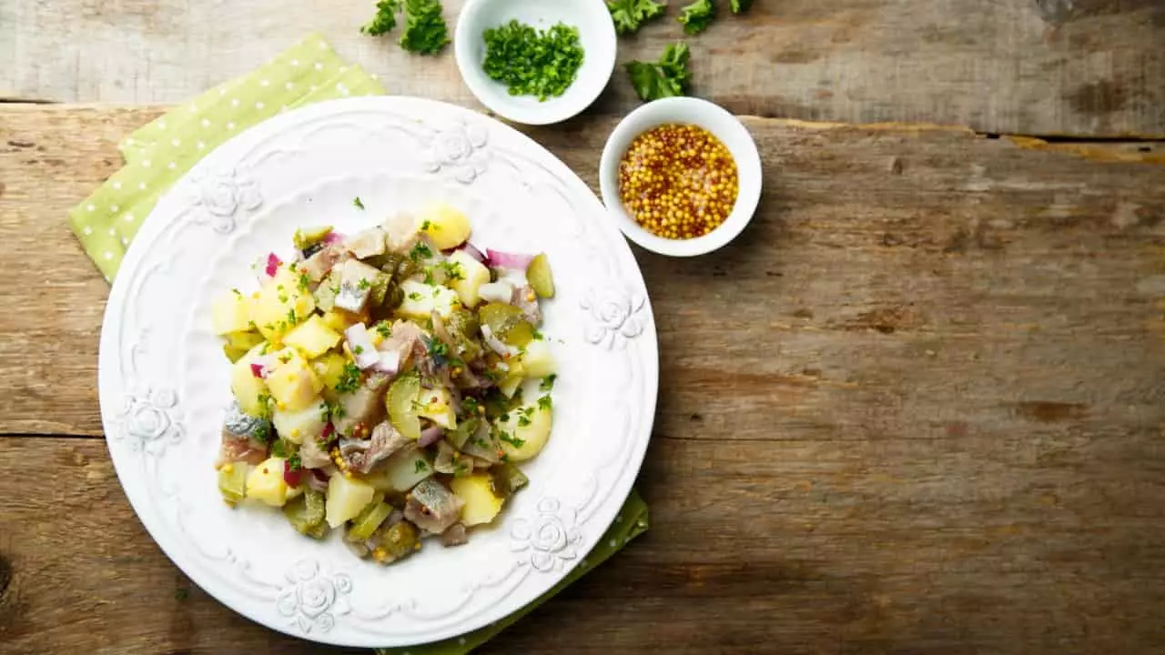 Füme ringa balığı salatası, lezzetli bir Hollanda yemeği