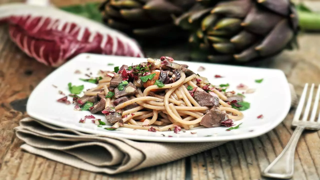 Spagetti bil-qaqoċċ u radicchio | Sempliċi u fit-togħma biex tipprova