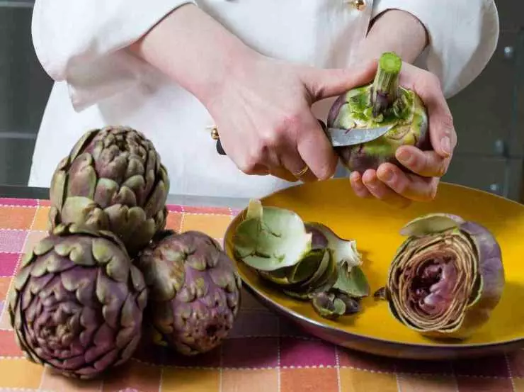 Artichokes a cikin mai, mai dadi gefen tasa a kowane lokaci 10528_2