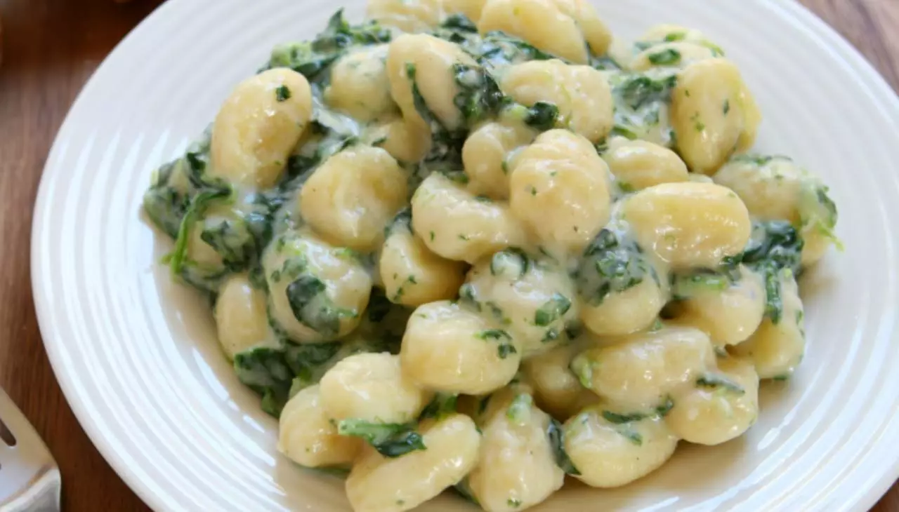 پالەك ۋە ستاچىنو بىلەن Gnocchi | قايماق ۋە تەملىك