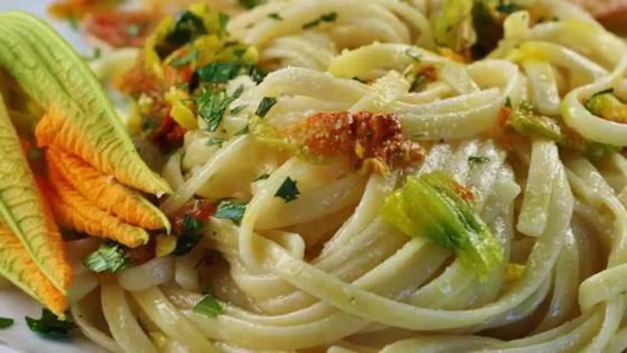 Crunchy pasta with courgette flowers, the taste with simplicity