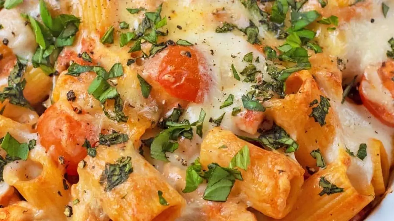 Pasta bi tomatoyên datterino yên nû û stracchino, teze û tamxweş