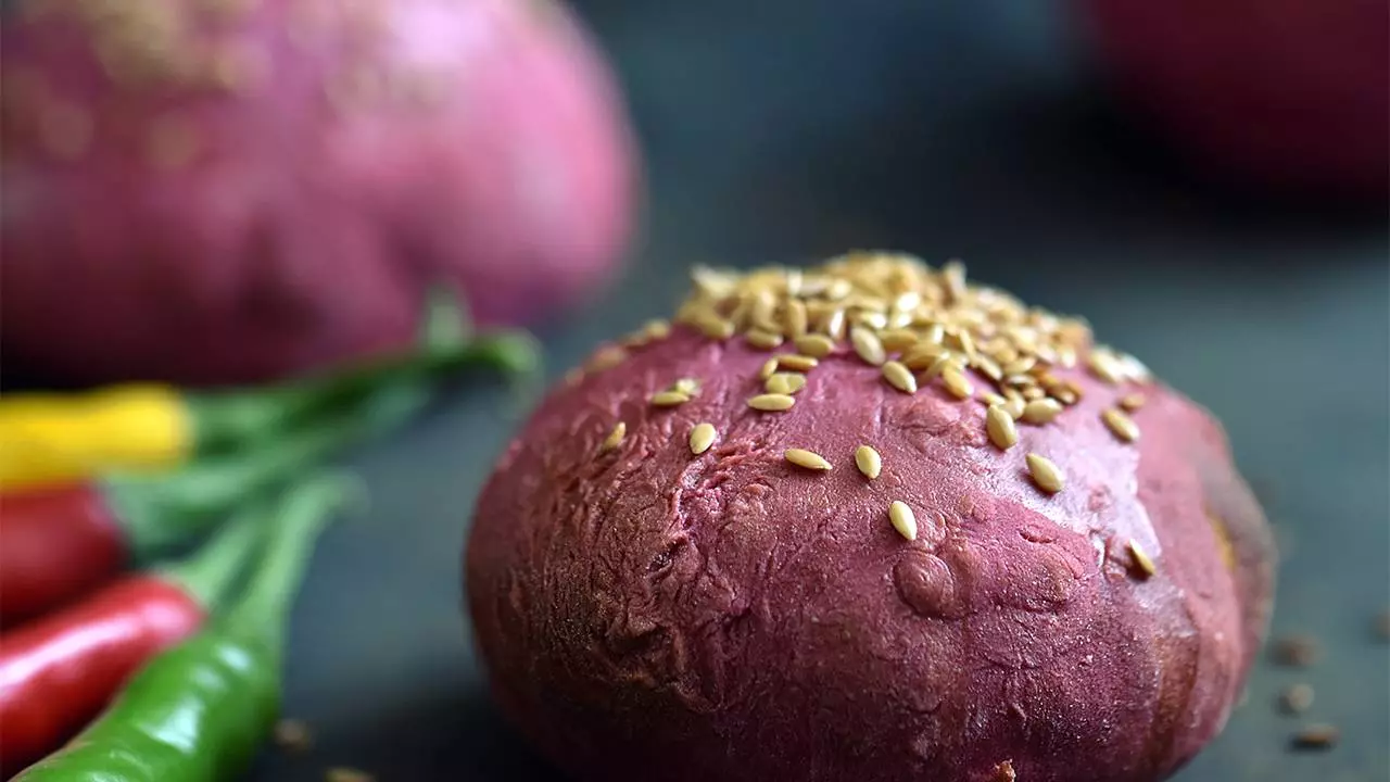 Beetroot Brout, de purpurroude Brout mat engem speziellen opteschen Effekt