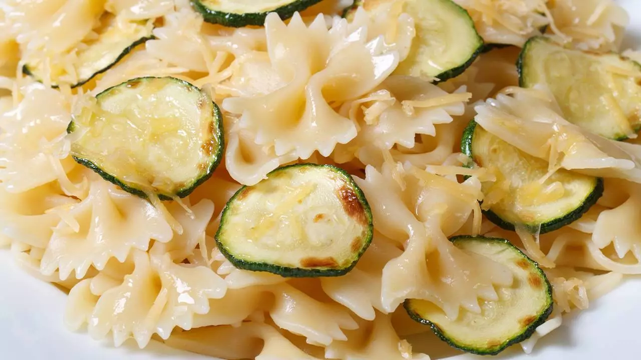 Farfalle met courgettes met philadelphia met Thermomix, 'n romerige eerste gang