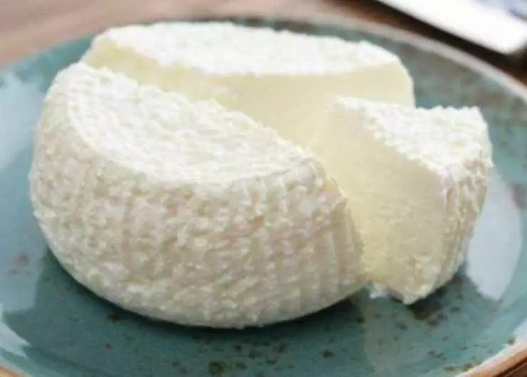 Kwallon nama tare da ricotta, Basil da dafaffen naman alade, miya mai laushi 10623_2