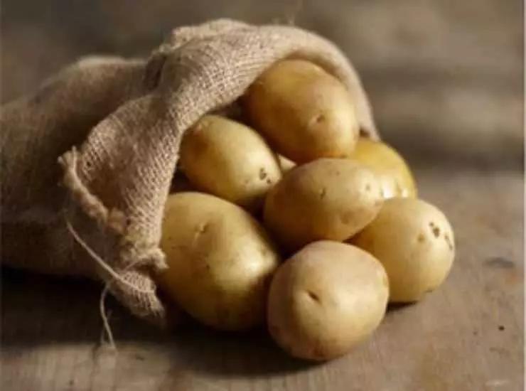 Mandjies aartappels, sampioene en gerookte kaas - ricettasprint