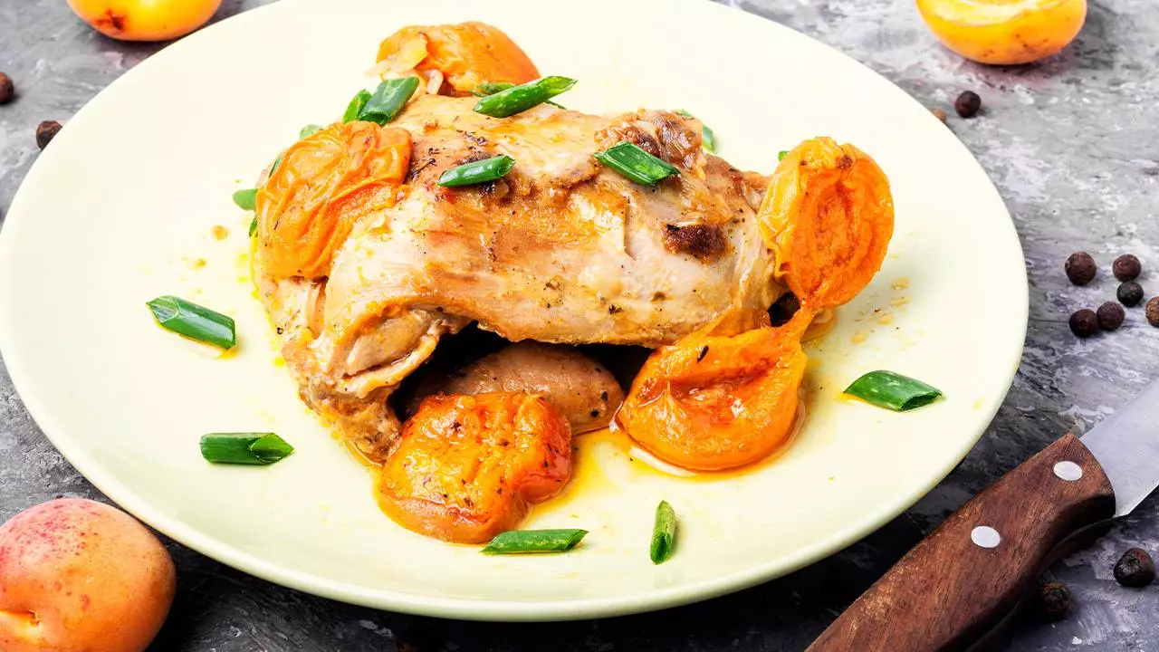 Apricot and rosemary chicken breast, light and tasty dish