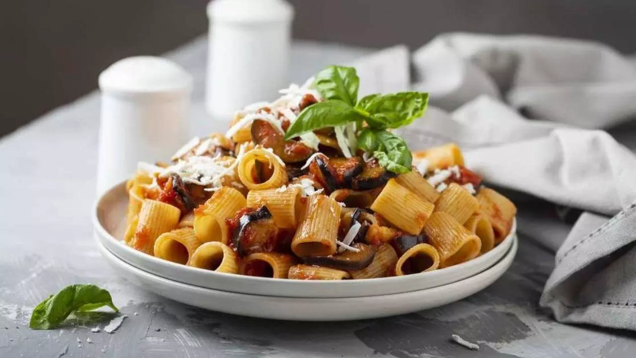 Rigatoni กับมะเขือม่วงและ pecorino | อาหารจานเดียวเอาใจทุกคน!