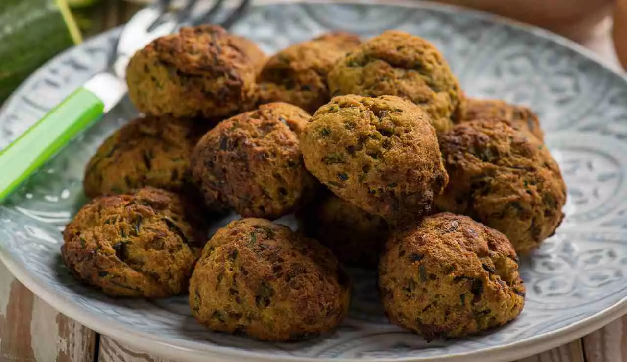 Stringy tuna and zucchini meatballs with lemon