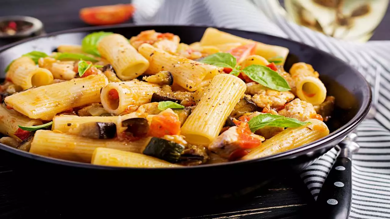 Rigatoni e nang le eggplant le khoho | Sejo se sa tloaelehang empa se monate