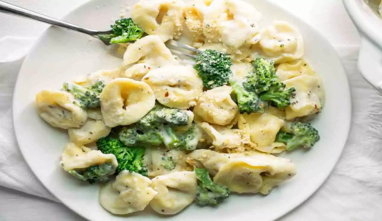 Creamy tortellini ndi broccoli | chakudya chokoma komanso chokoma