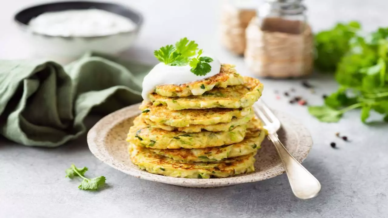 Pancakes parsley | Amadekirina hêsan û berî her tiştî zû