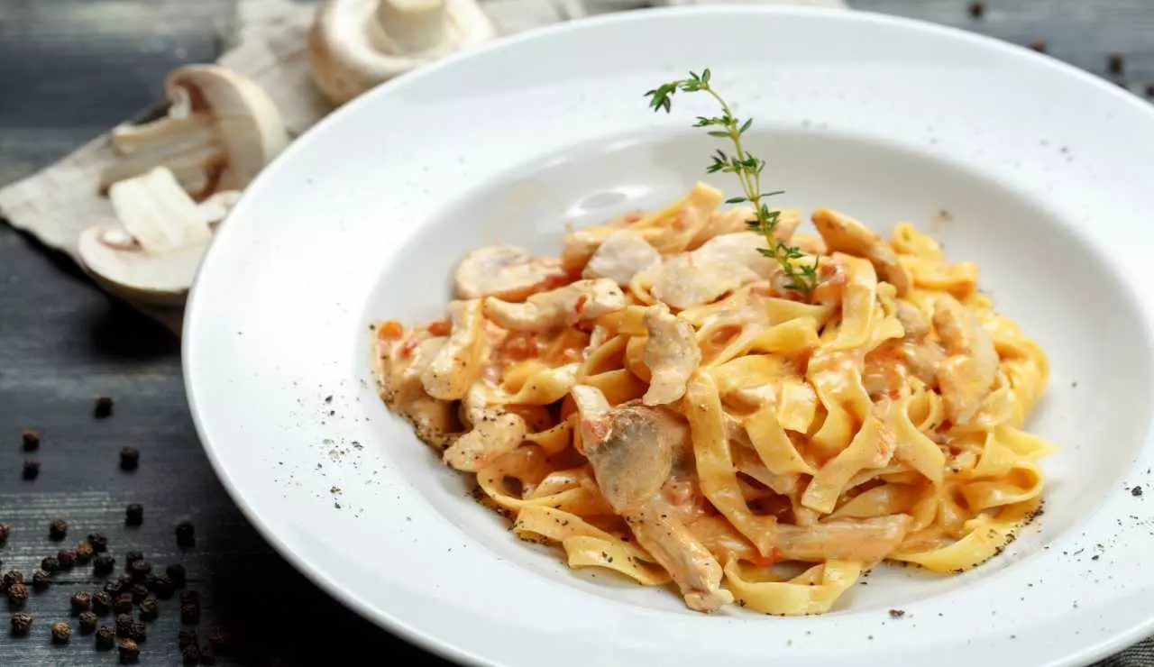 Salmonate tagliatelle nekrimu uye tomato | nekukurumidza uye nyore kune mazororo