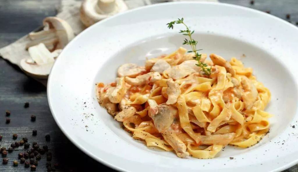 Salmonate tagliatelle e nang le tranelate le langa le le lej | kapele le bonolo bakeng sa matsatsi a phomolo 10832_1