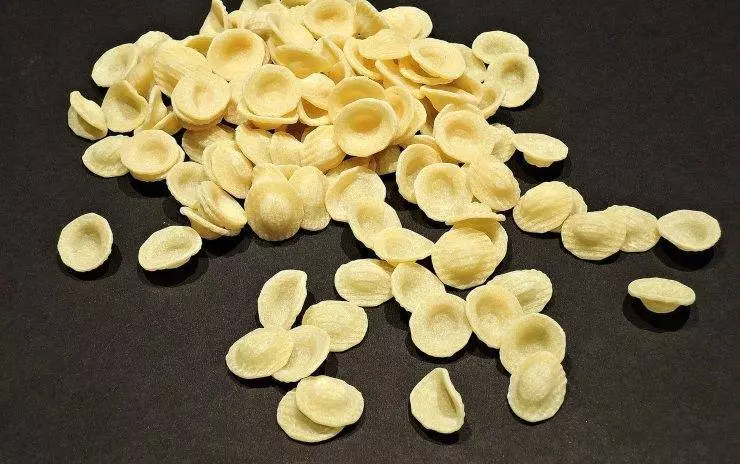 Orecchiette ከአራት አይብ ጋር ከቱሪሚክ ጋር ፣ በመጀመሪያ ሁሉም ለመቅመስ 10835_2