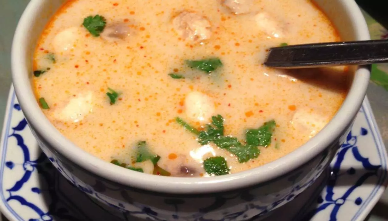 Sopa tailandesa amb gambes i llet de coco | Deliciós i fragant