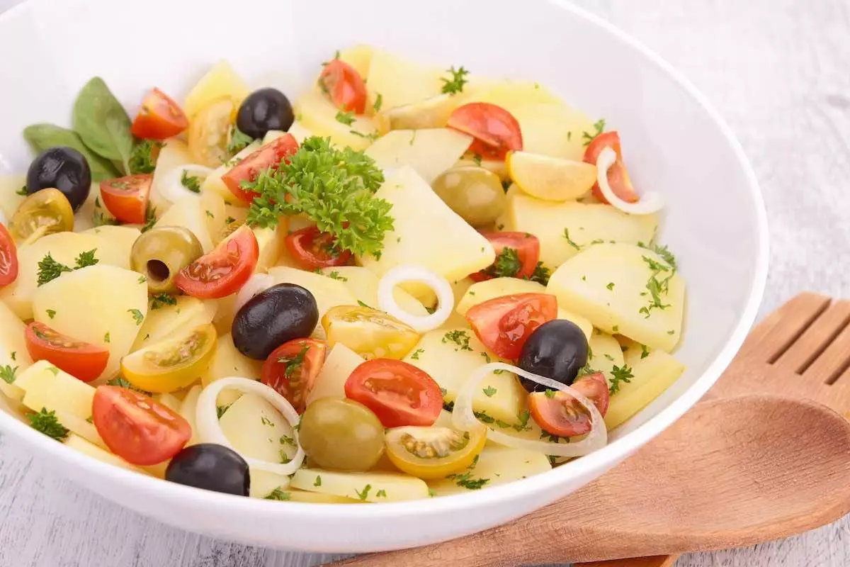 Potato and Tomato Salad, in fris en ljocht gerjocht op 'e tafel