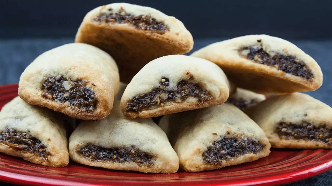 Biscuits mei droege fruit en jam