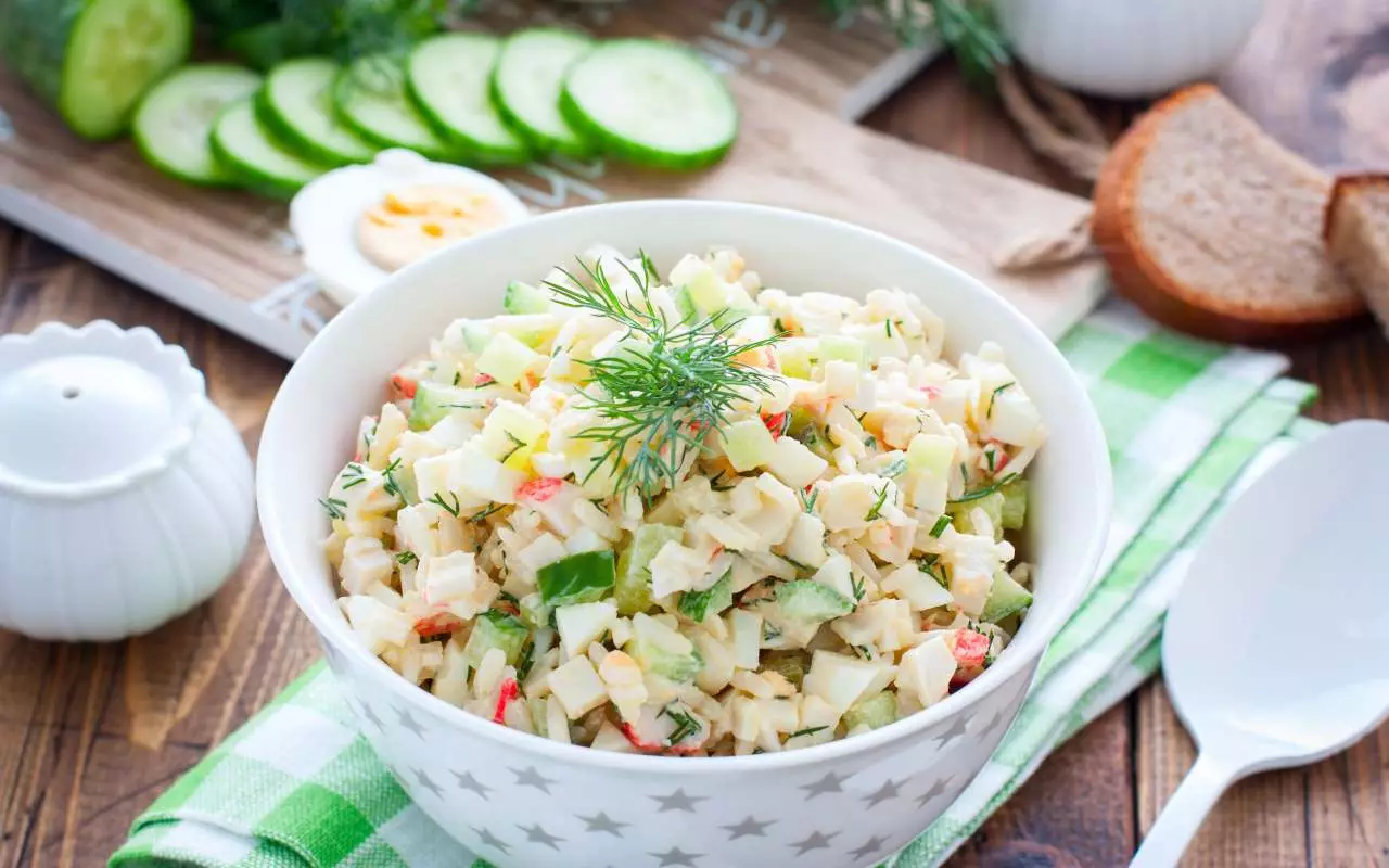 Mix de ensalada rusa e impresión de receitas de mar