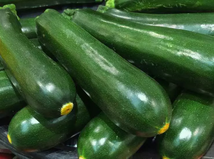 Chumvi iliyokatwa na robiola zucchini na mapishi ya ham iliyopikwa