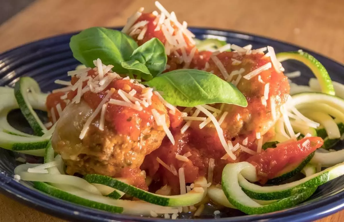 Zucchini Meatballs alla Pizzaiola, ikinji ýönekeý we gaýtaryp bolmajak