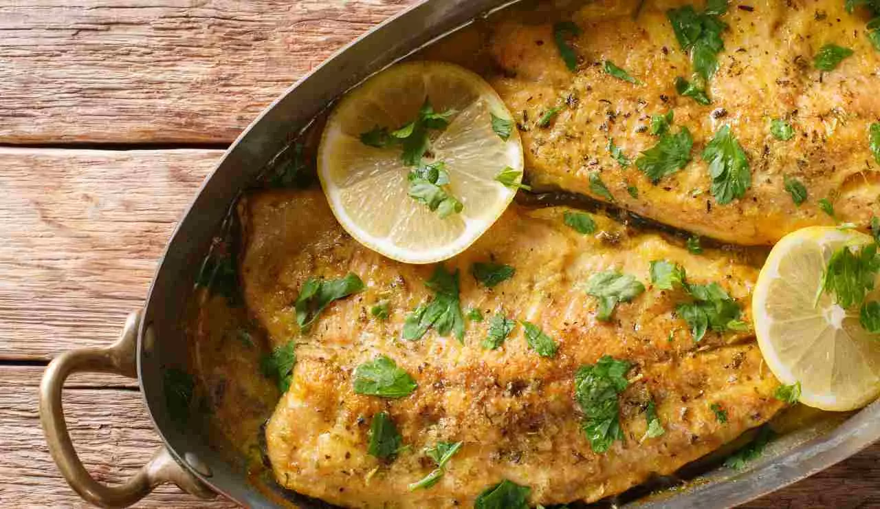 Filetes de trucha con mantequilla de ajo y limón | Segundo refinado y rápido