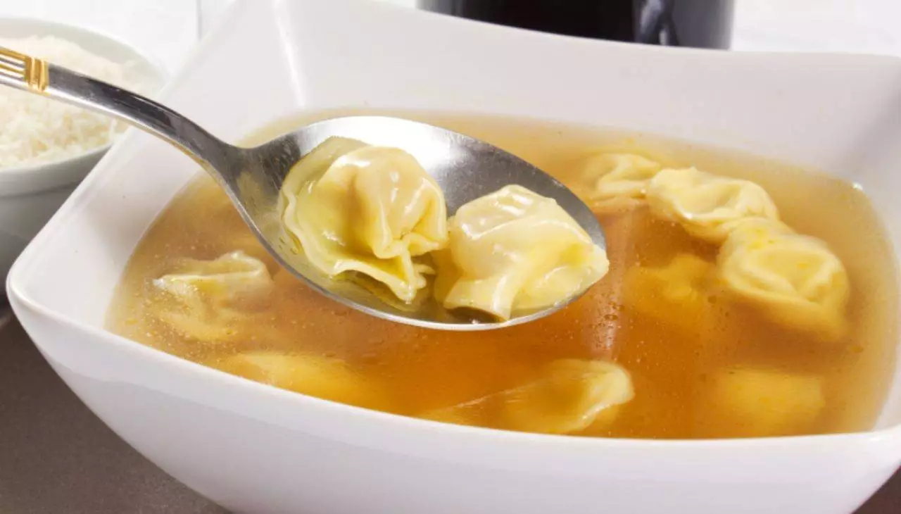 Tortellini miaraka amin'ny ron-kena haingana l Sakafo voalohany etona voalohany ao anatin'ny 5 minitra